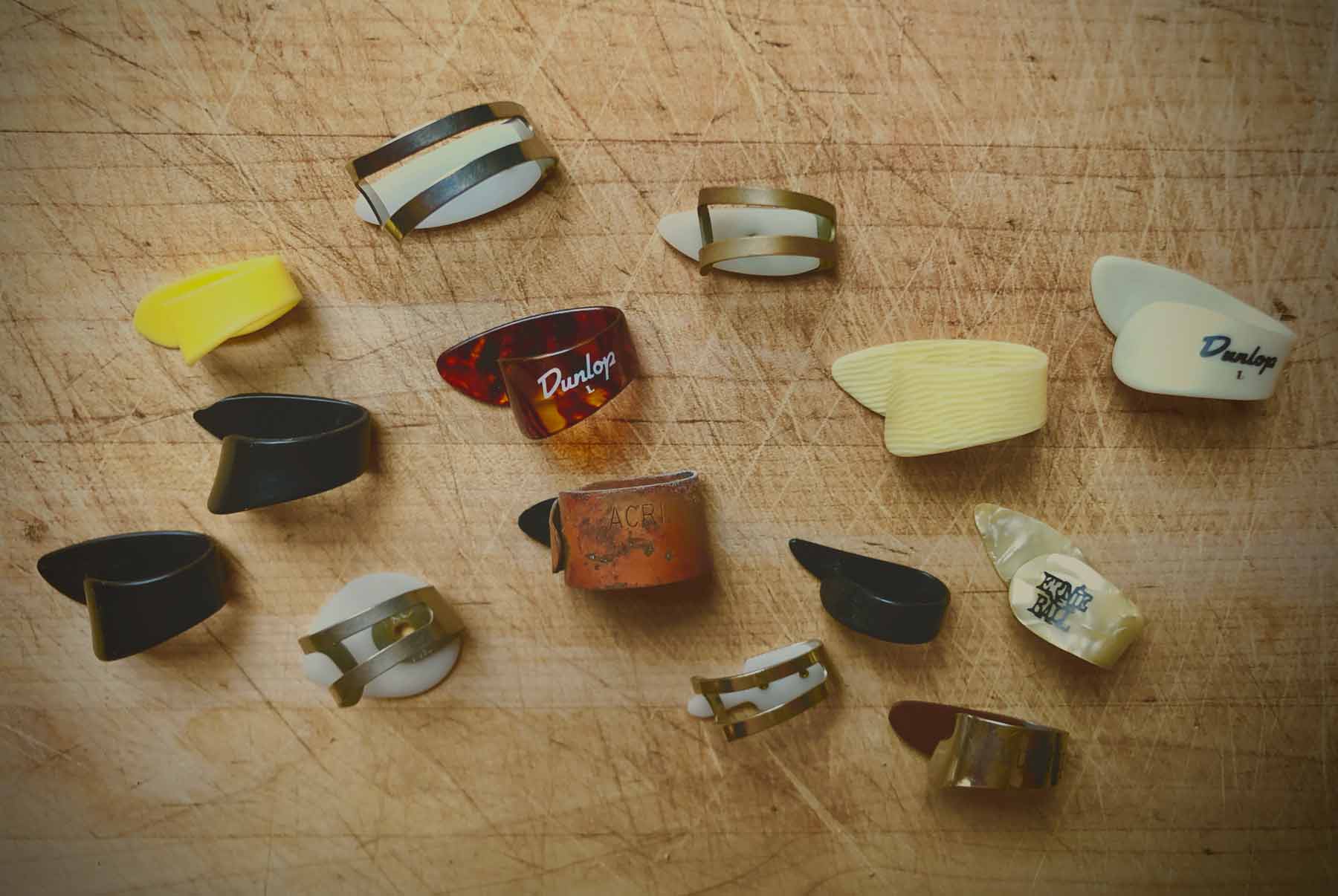 How To Choose A Thumbpick – Deering® Banjo Company